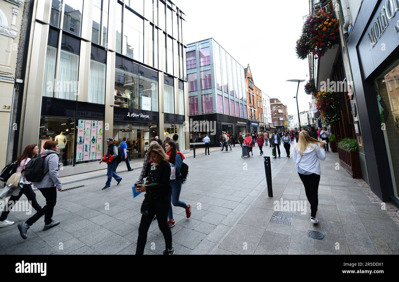 Walking along Grafton Street in Dublin, Ireland Stock Photo - Alamy