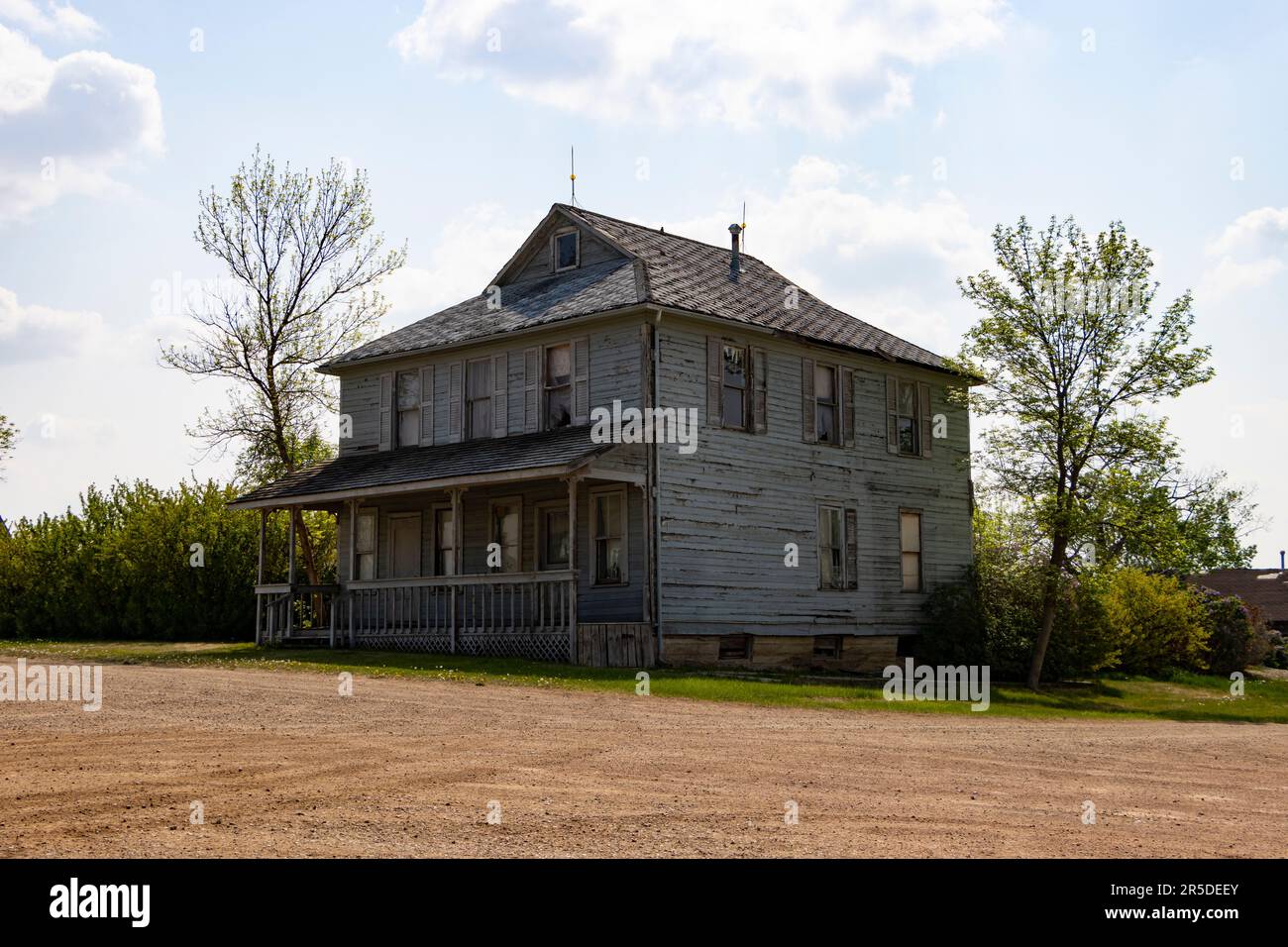 old abandoned house left to rot Stock Photo - Alamy