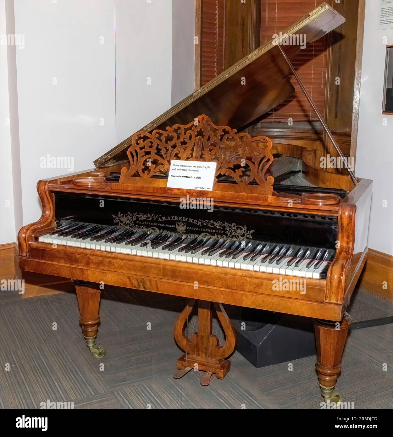 Piano logo architecture hi-res stock photography and images - Alamy