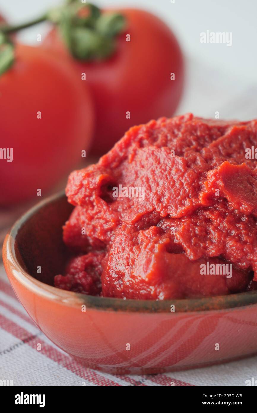 Tomato paste with ripe tomatoes Stock Photo - Alamy