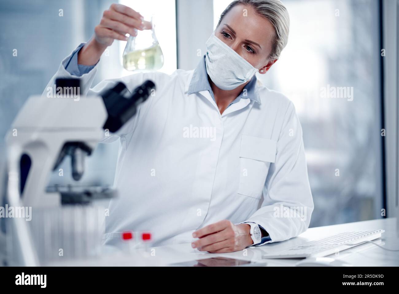 Groundbreaking science hi-res stock photography and images - Alamy