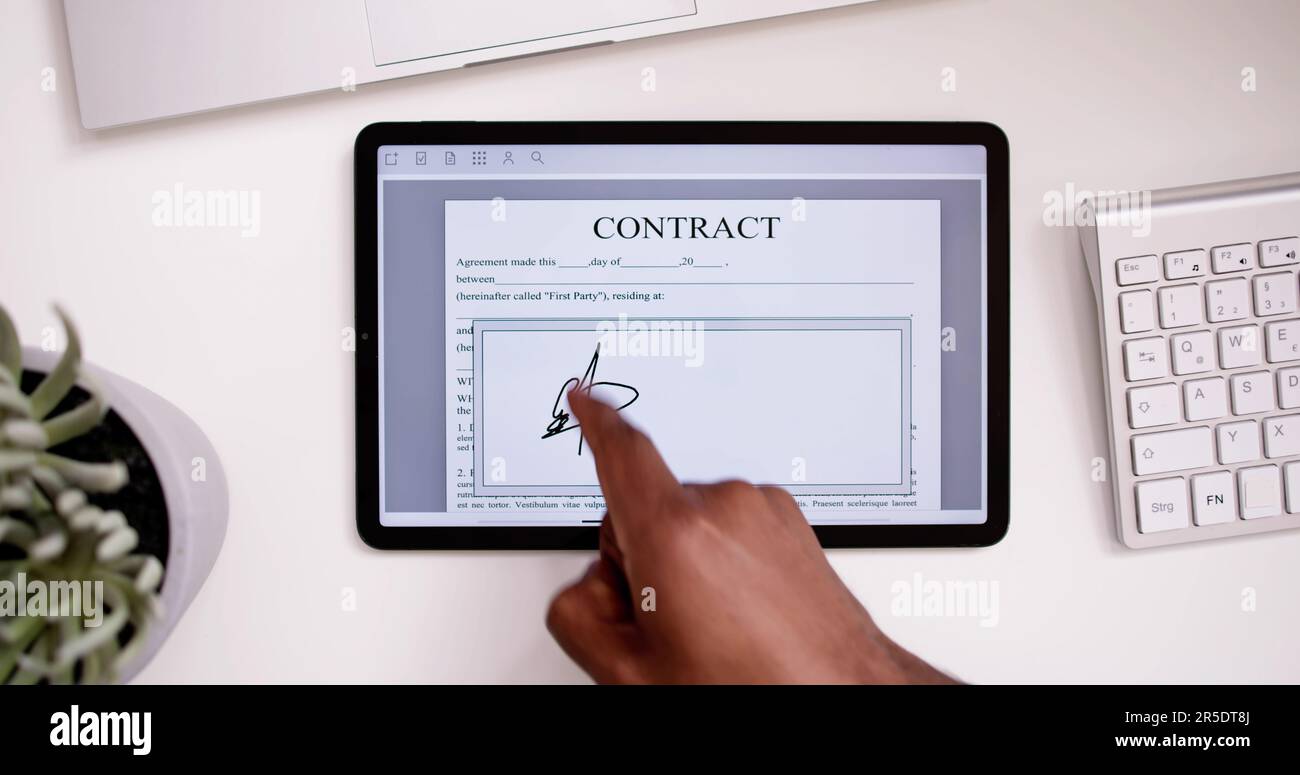 Using contracts hi-res stock photography and images - Alamy