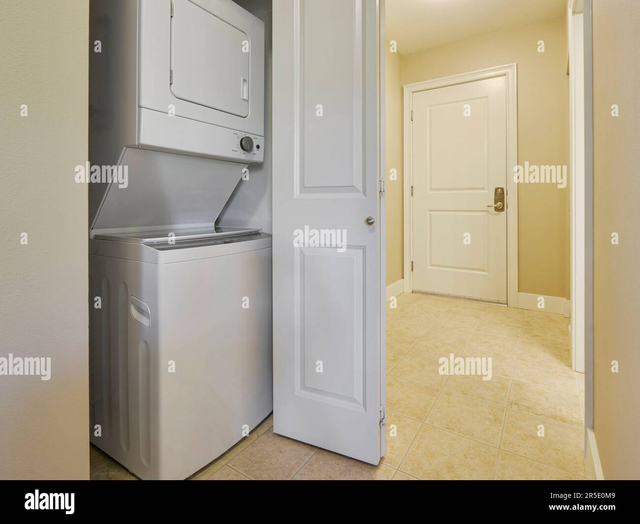 Condo building entrance hi-res stock photography and images - Alamy