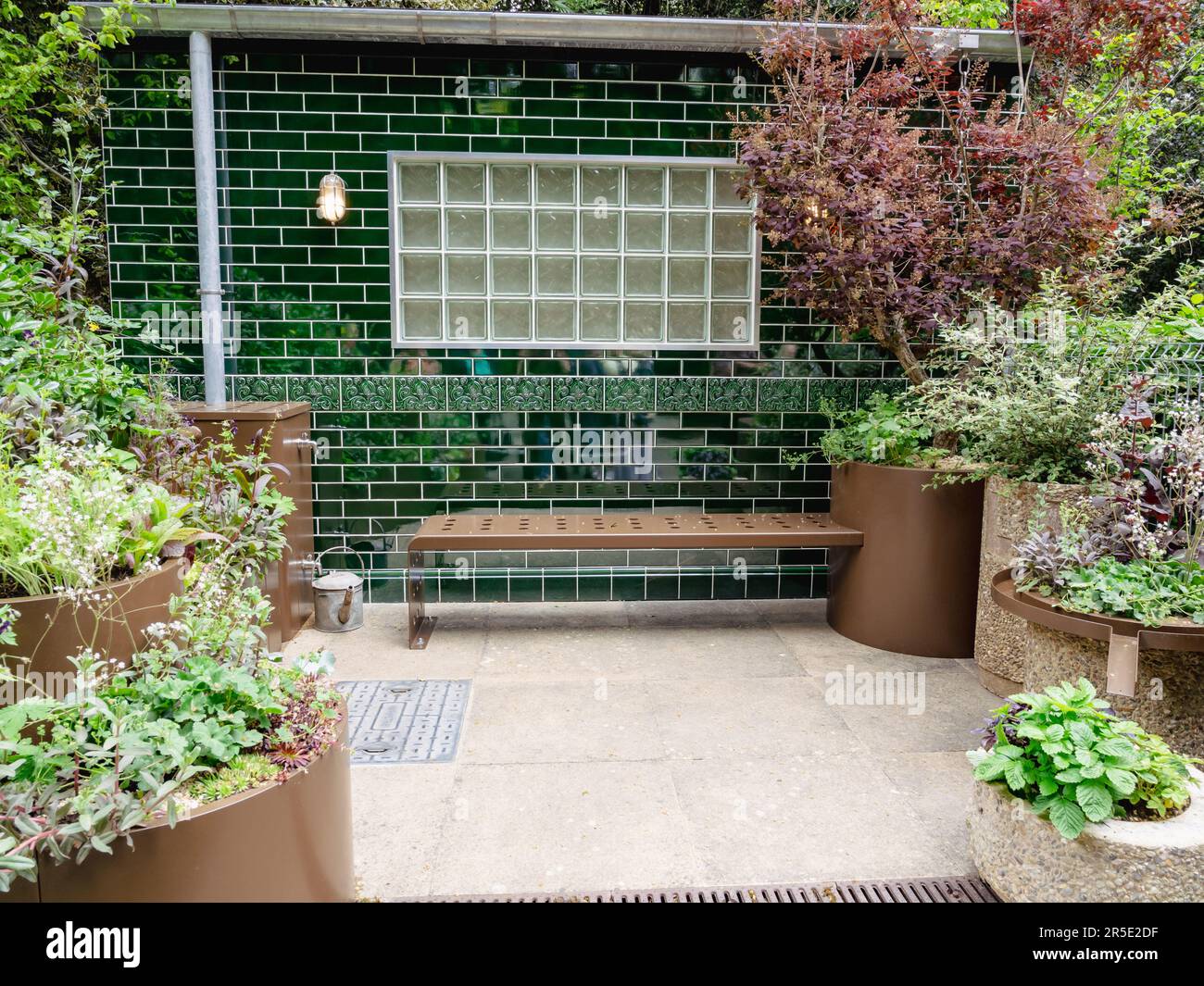 A small garden at Chelsea Flower Show Stock Photo - Alamy