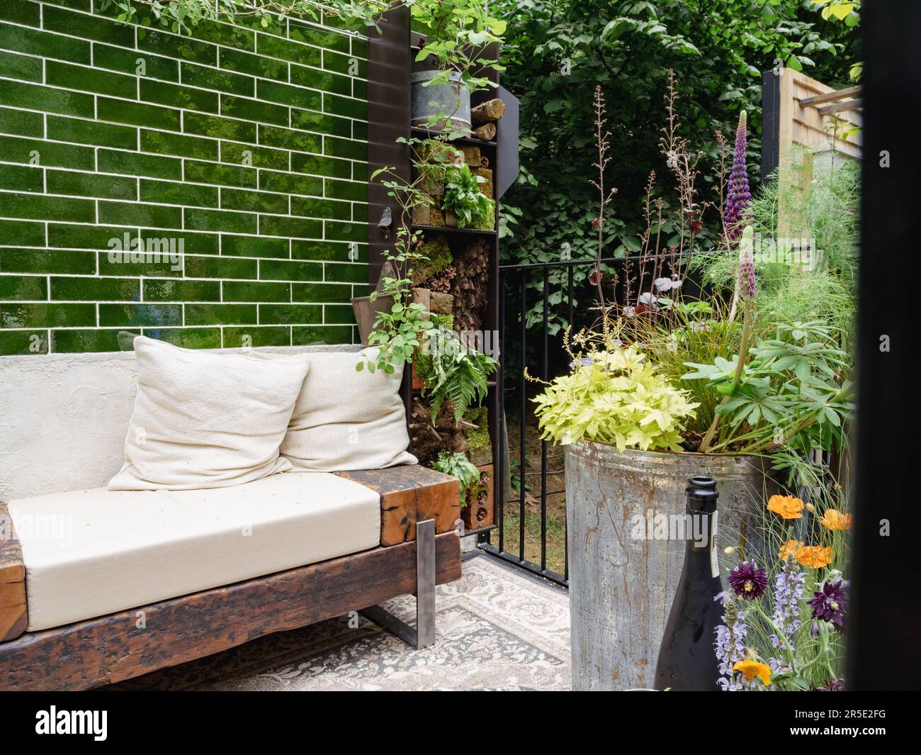 A small garden at Chelsea Flower Show Stock Photo - Alamy