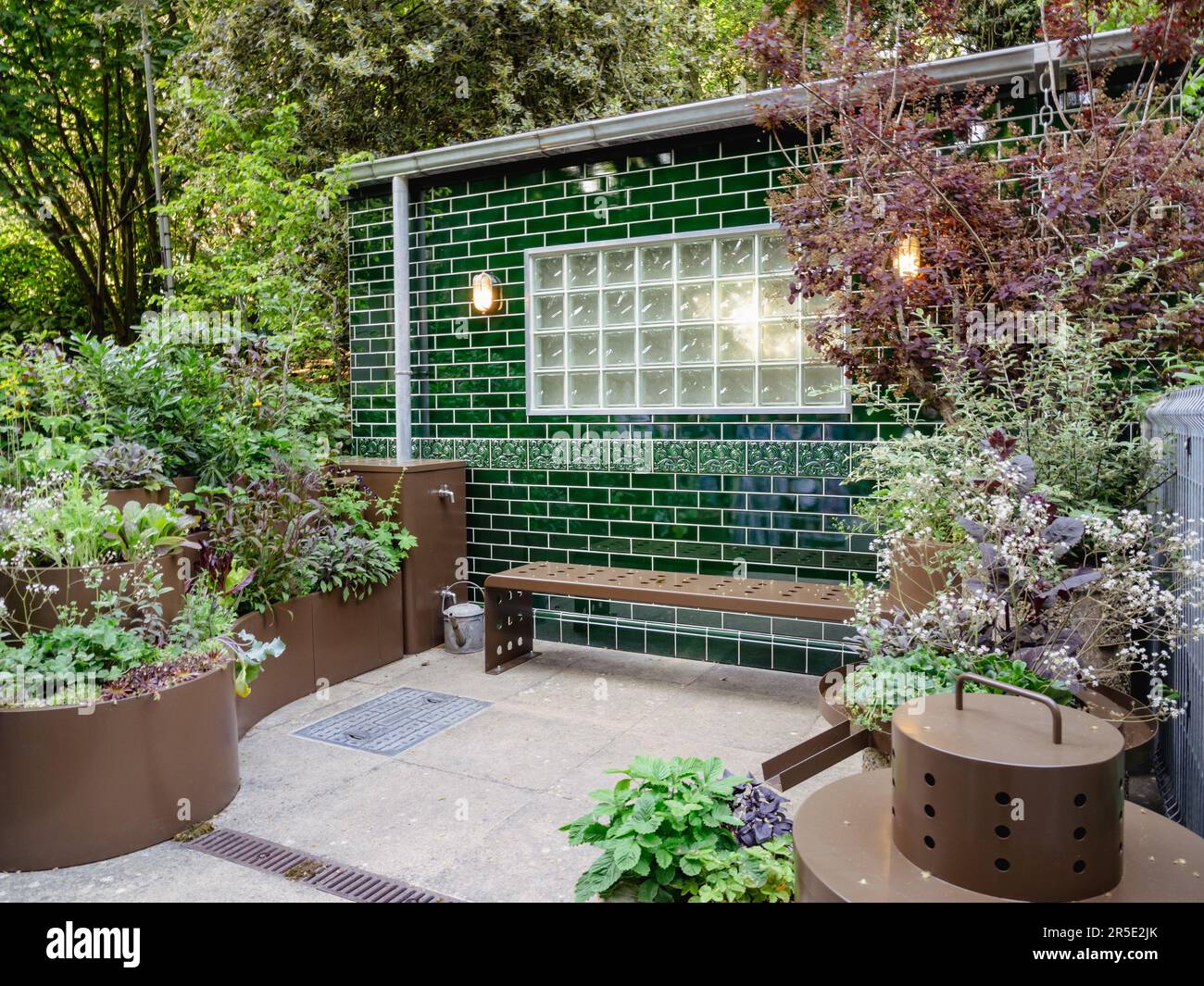 A small garden at Chelsea Flower Show Stock Photo - Alamy