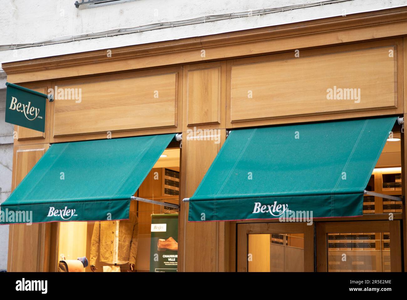 Bordeaux , Aquitaine France - 05 29 2023 : bexley shoes logo brand and ...