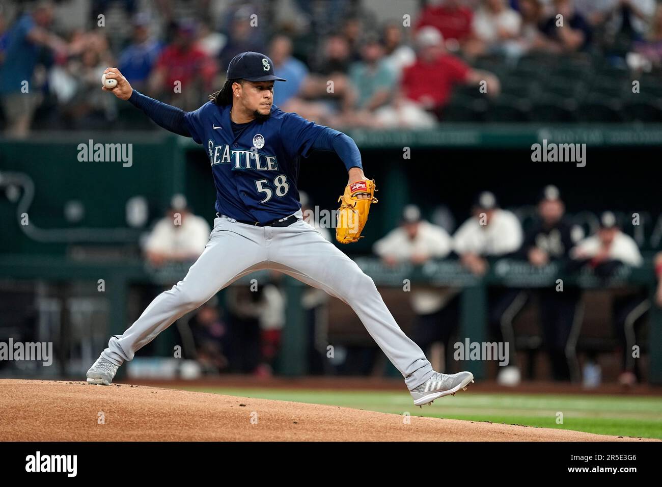 Seattle Mariners starting pitcher Luis Castillo throw to the Texas ...