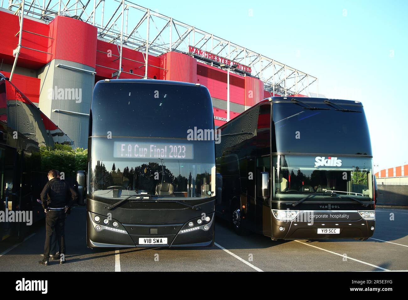 Manchester United fans leave Old Trafford by bus to travel to Wembley ...