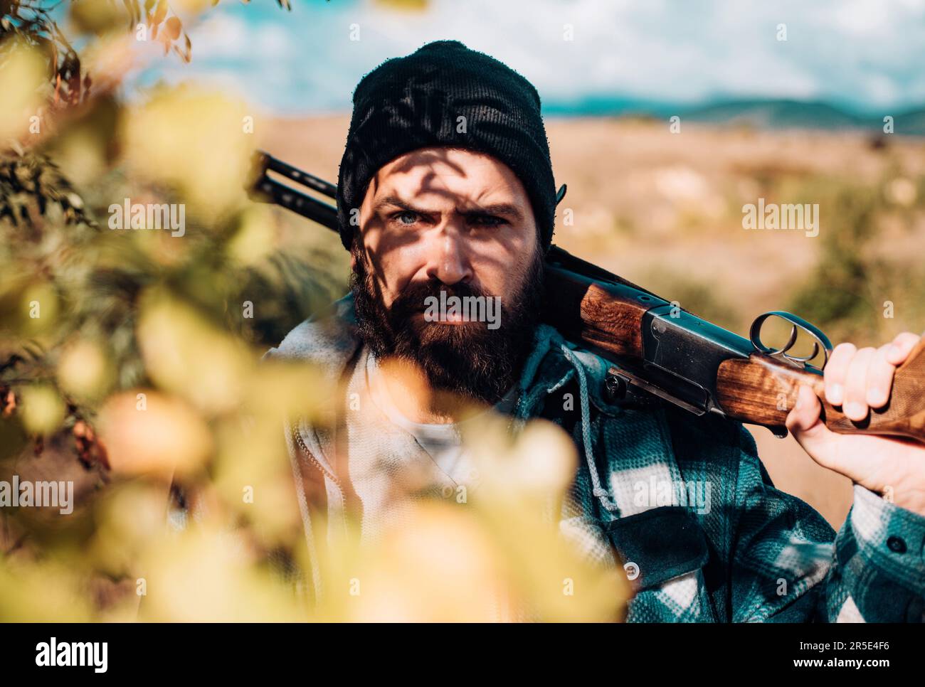 Hunter with shotgun gun on hunt. Man holding shotgun Stock Photo - Alamy