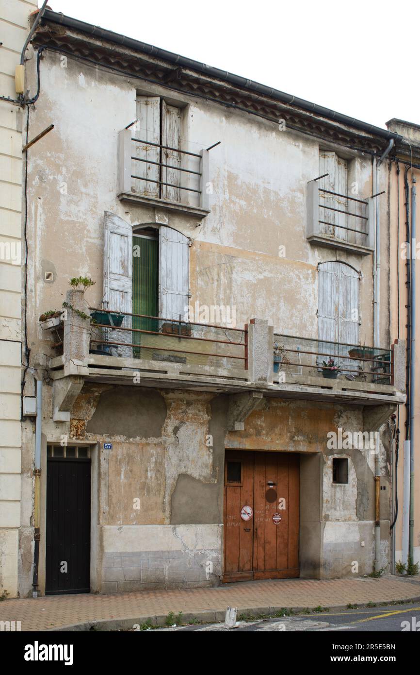 Terrace house with garage hi-res stock photography and images - Alamy