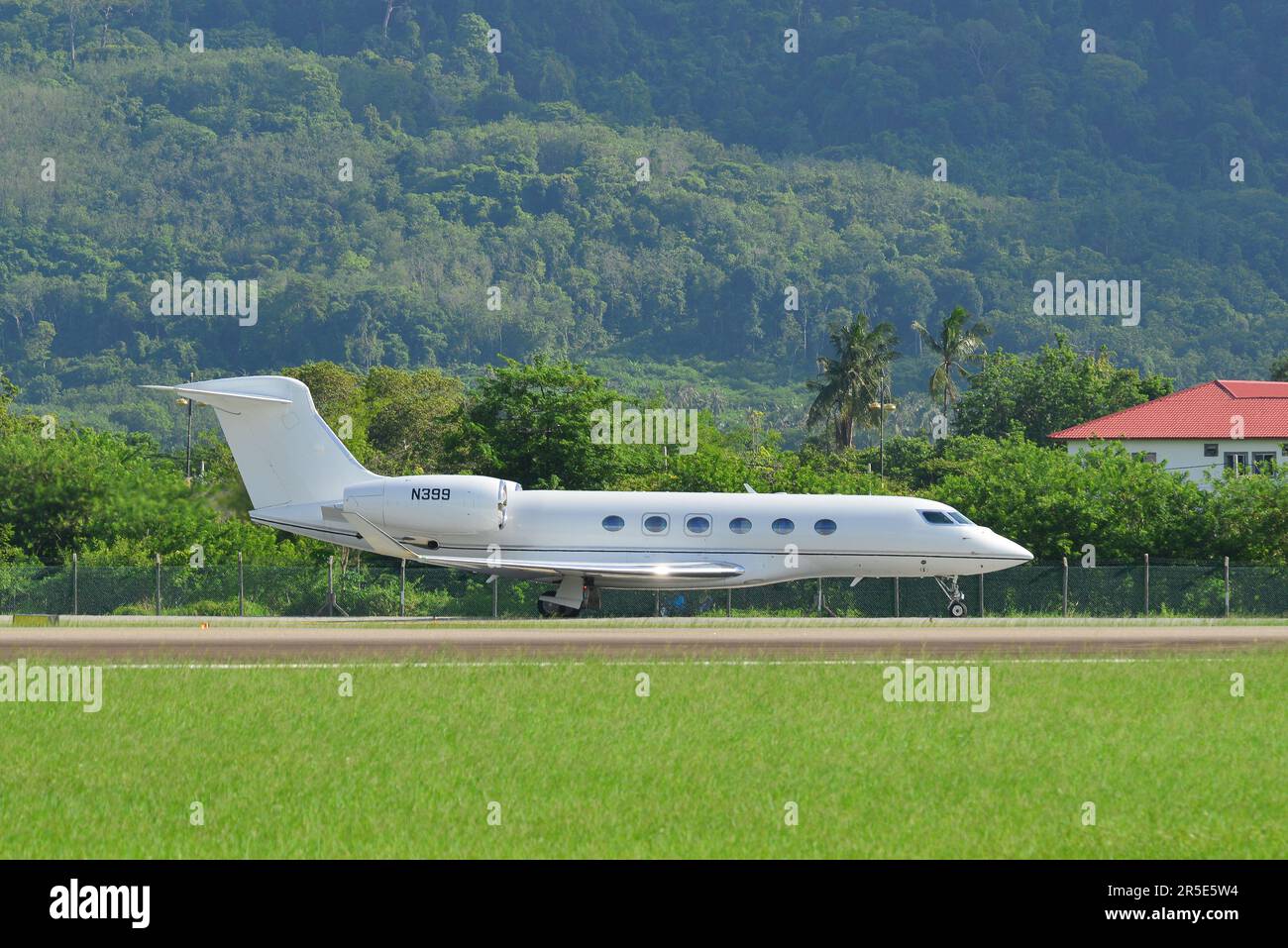 Gulfstream g500 business jet hi-res stock photography and images - Alamy