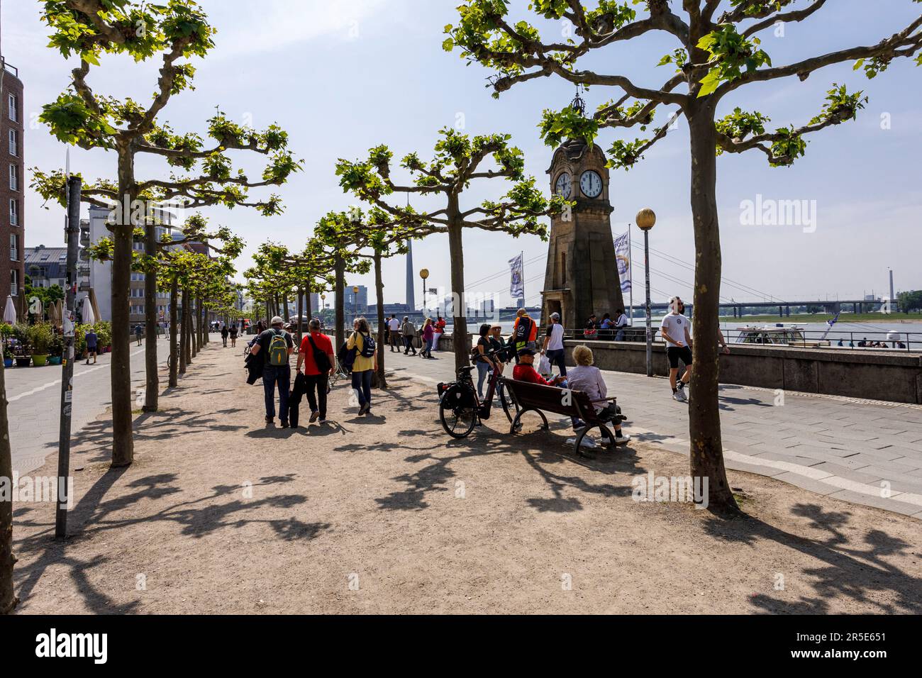 Rhine promenade at the water level meter in Düsseldorf's old town Stock ...