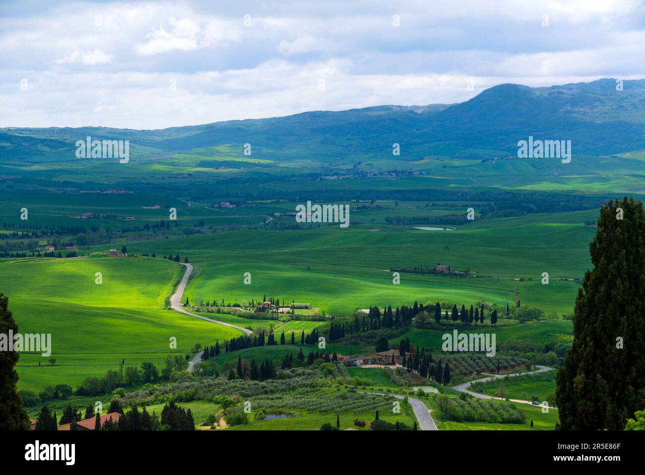 The wavy hills of the landscape in Val d'Orcia from Pienza Stock Photo ...