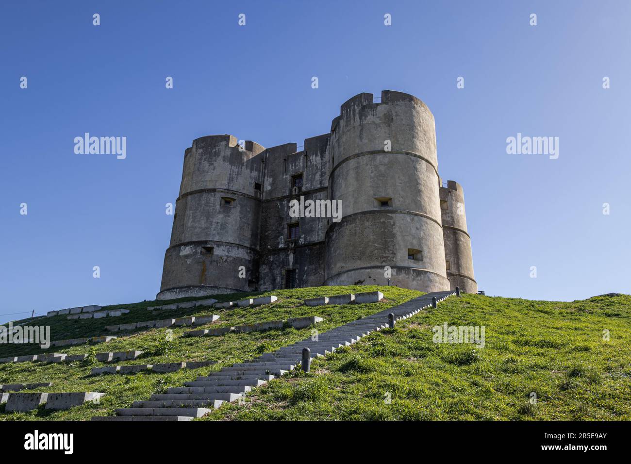 Medieval castle of Evoramonte surrounded by vast fields Stock Photo - Alamy