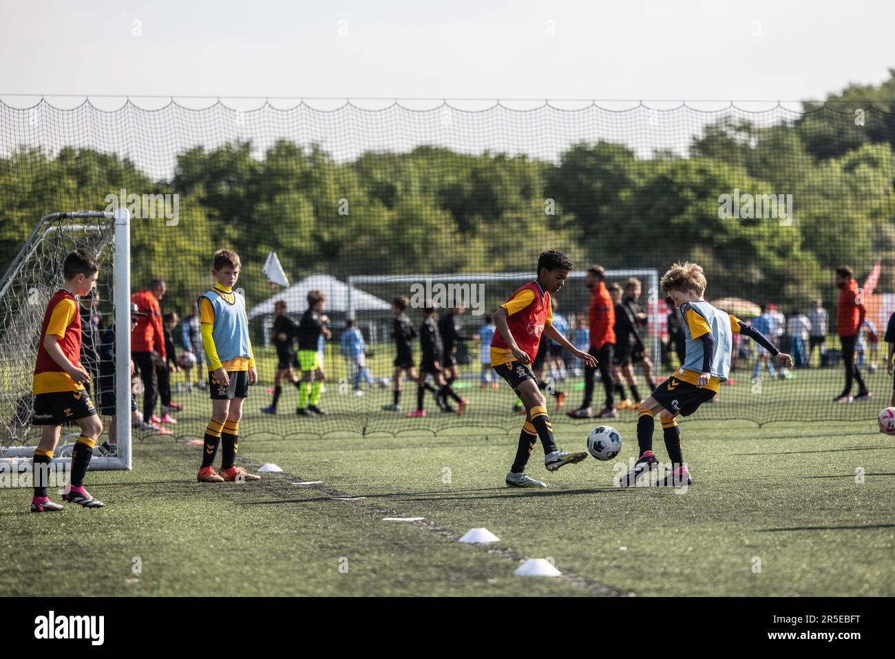 Kids playing football uk hi-res stock photography and images - Alamy
