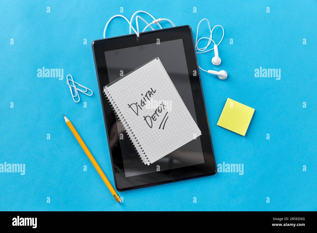 gadgets and digital detox words written in notepad Stock Photo - Alamy