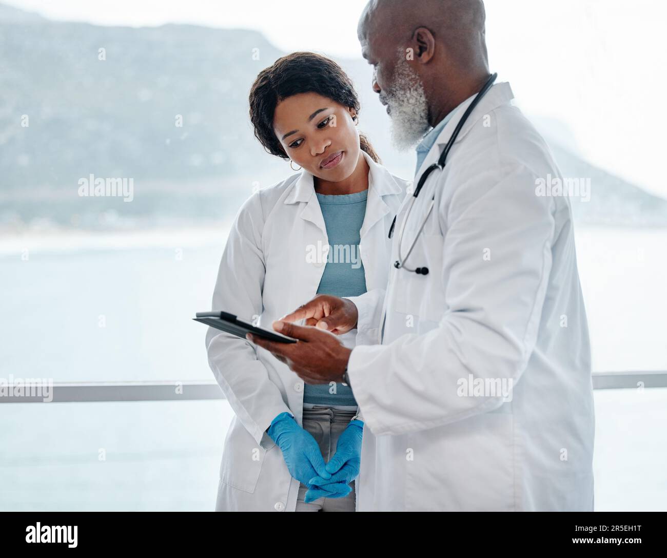 African doctors teamwork talking hi-res stock photography and images ...