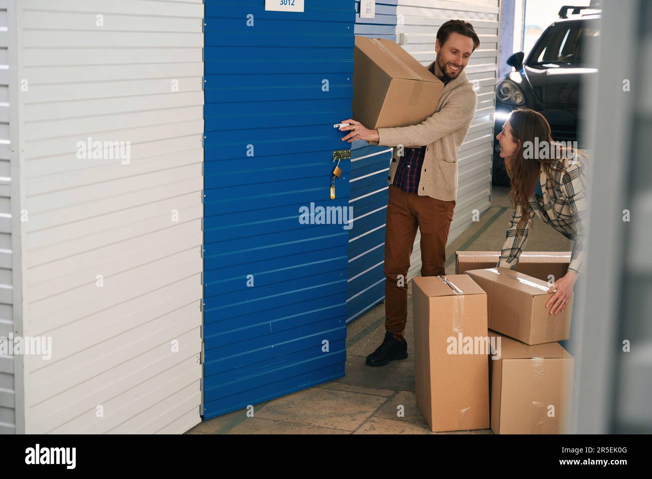 Man woman moving material hi-res stock photography and images - Alamy
