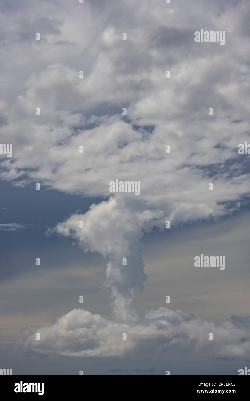Cumulonimbus storm clouds gathering Stock Photo - Alamy Cumulonimbus storm clouds gathering Stock Photo - Alamy