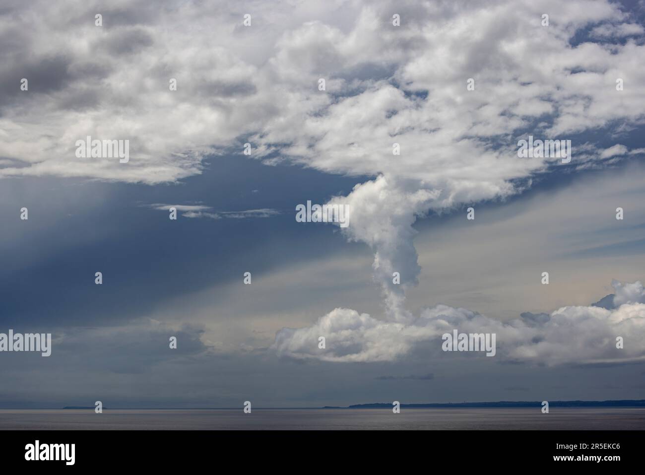 Cumulonimbus storm clouds gathering Stock Photo - Alamy Cumulonimbus storm clouds gathering Stock Photo - Alamy