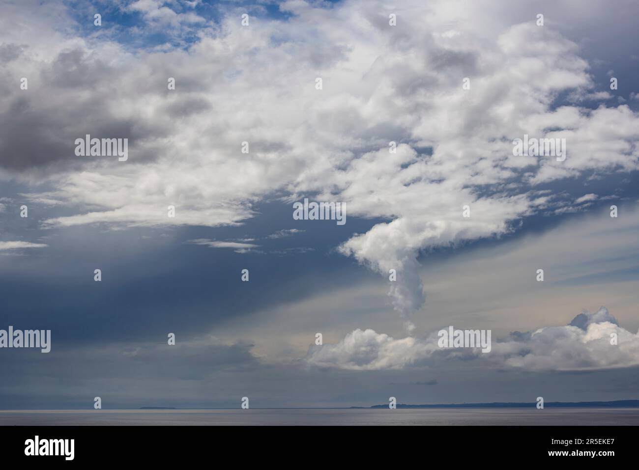 Cumulonimbus storm clouds gathering Stock Photo - Alamy Cumulonimbus storm clouds gathering Stock Photo - Alamy