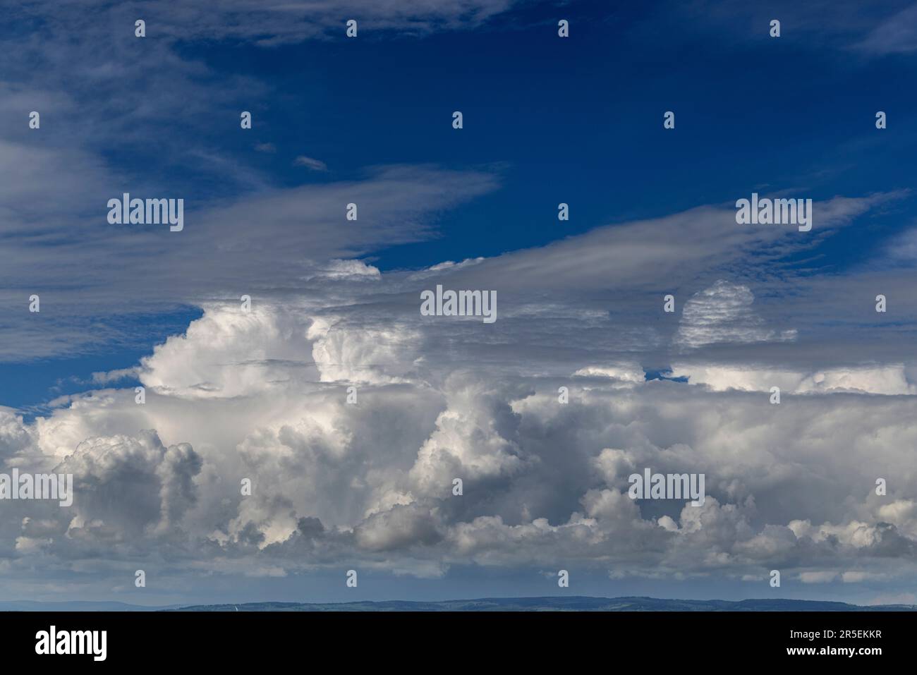Cumulonimbus Calvus cloud along the Welsh coast Stock Photo - Alamy