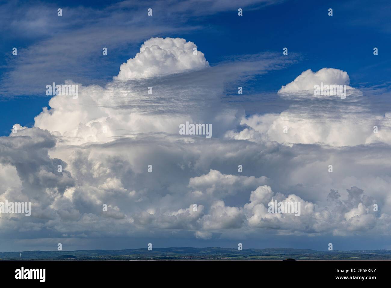 Cumulonimbus Calvus cloud along the Welsh coast Stock Photo - Alamy