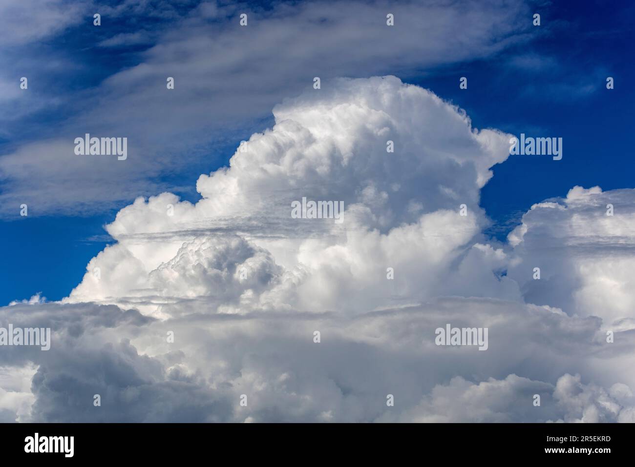 Cumulonimbus Calvus cloud along the Welsh coast Stock Photo - Alamy