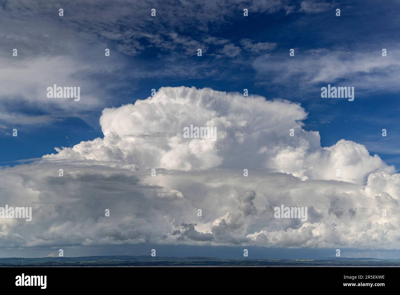 Cumulonimbus Calvus cloud along the Welsh coast Stock Photo - Alamy