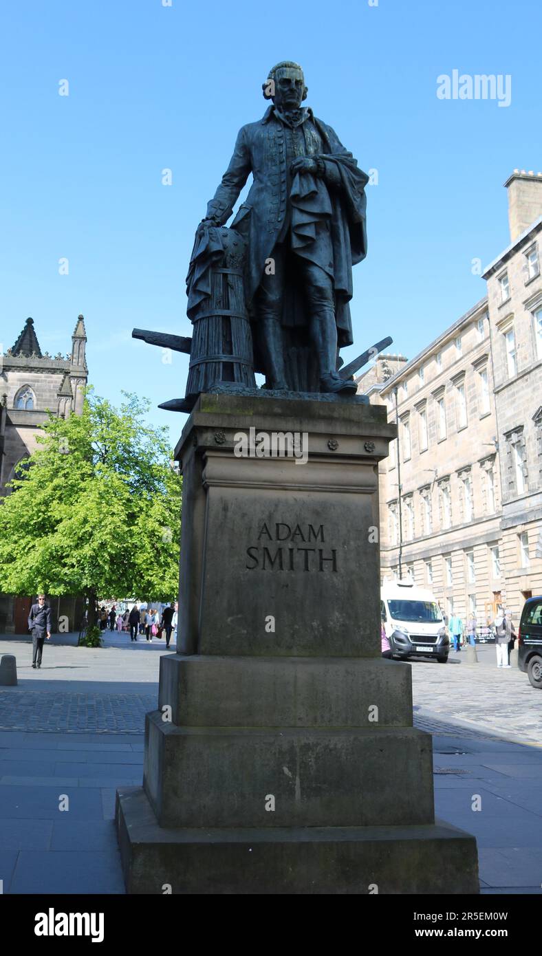 Adam Smith statue on Edinburgh's Royal Mile Stock Photo - Alamy