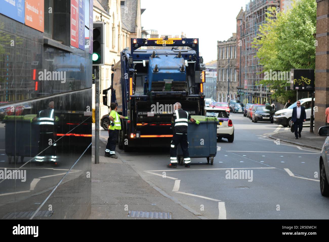 Edinburgh - Refuse men emptying bins Stock Photo - Alamy