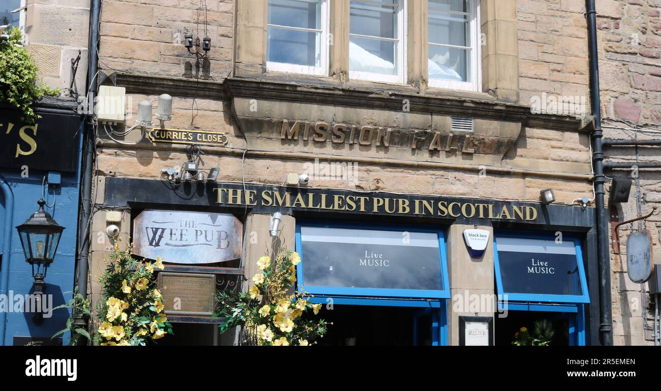 Wee pub smallest pub in scotland hi-res stock photography and images ...