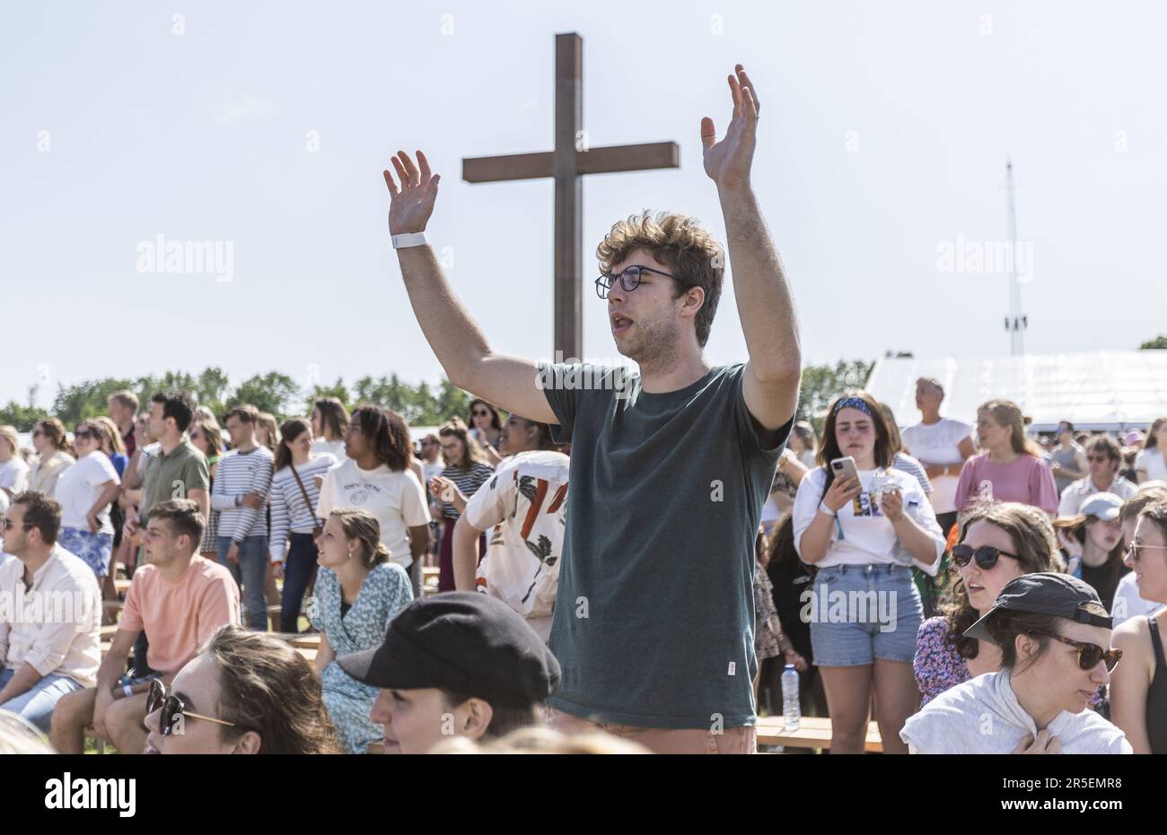 BIDDINGHUIZEN - Visitors during a congregational singing at the ...
