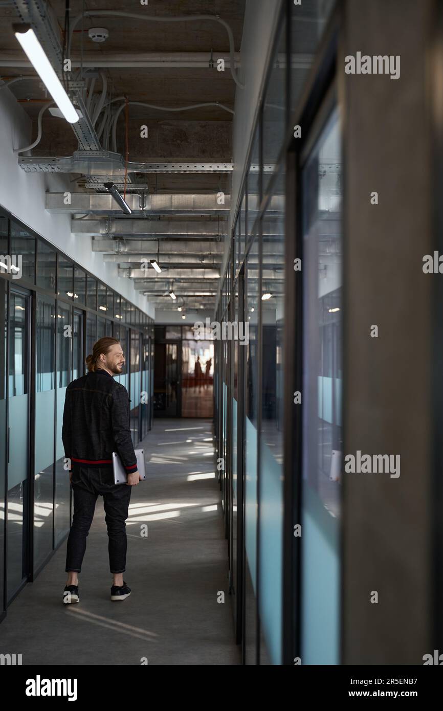 Man walk into room back view hi-res stock photography and images - Alamy