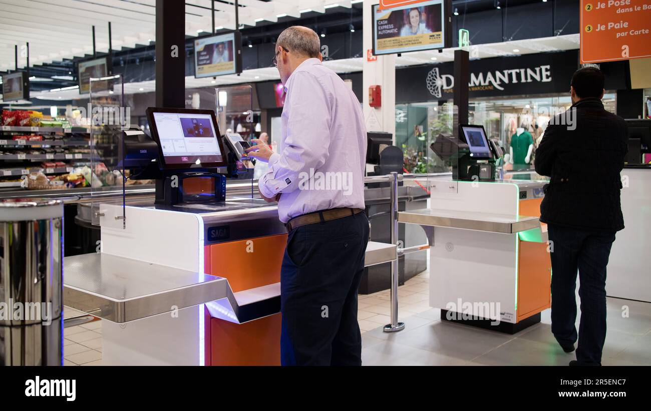 Self checkout experience hi-res stock photography and images - Alamy