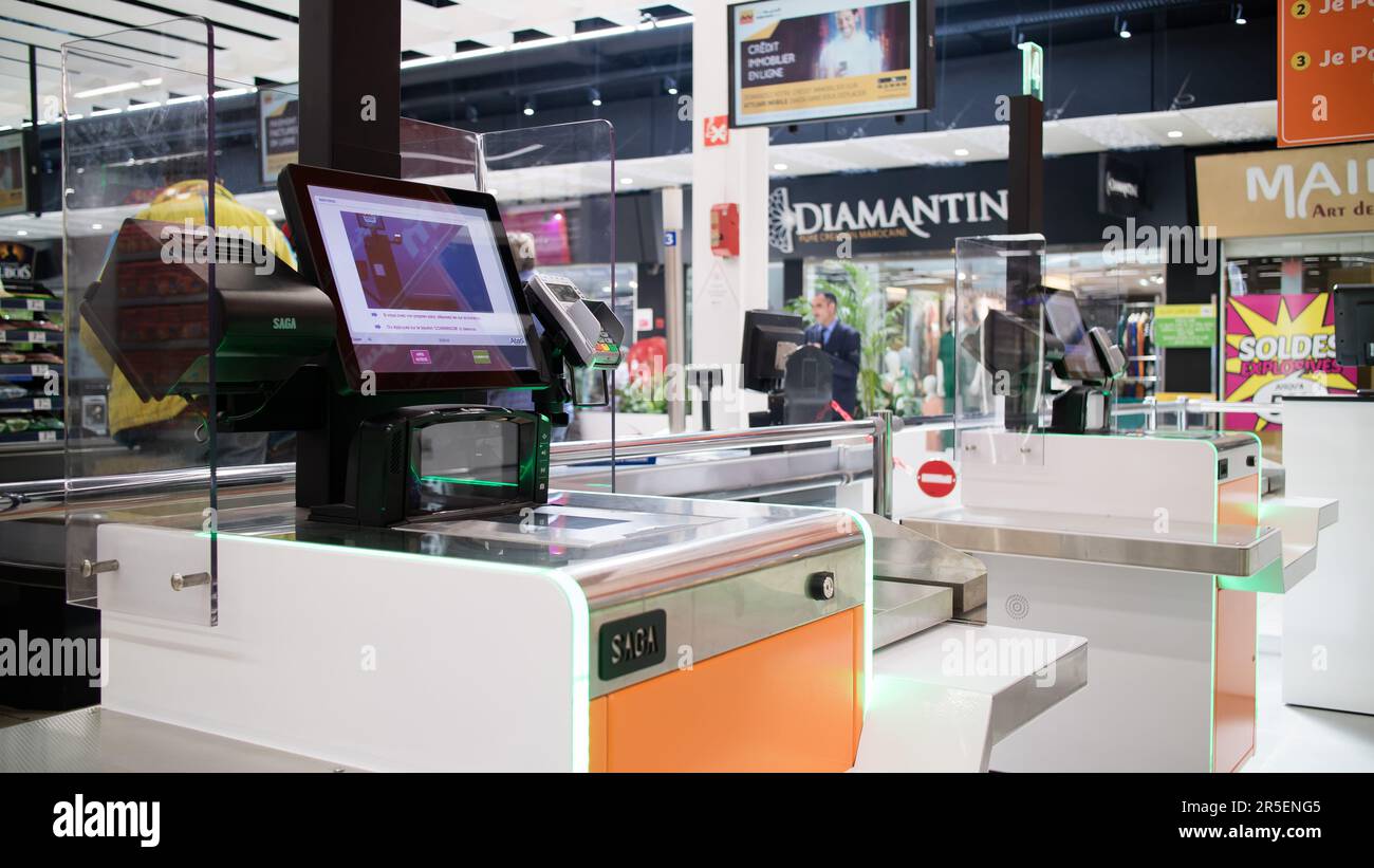 Self service checkout hi-res stock photography and images - Alamy