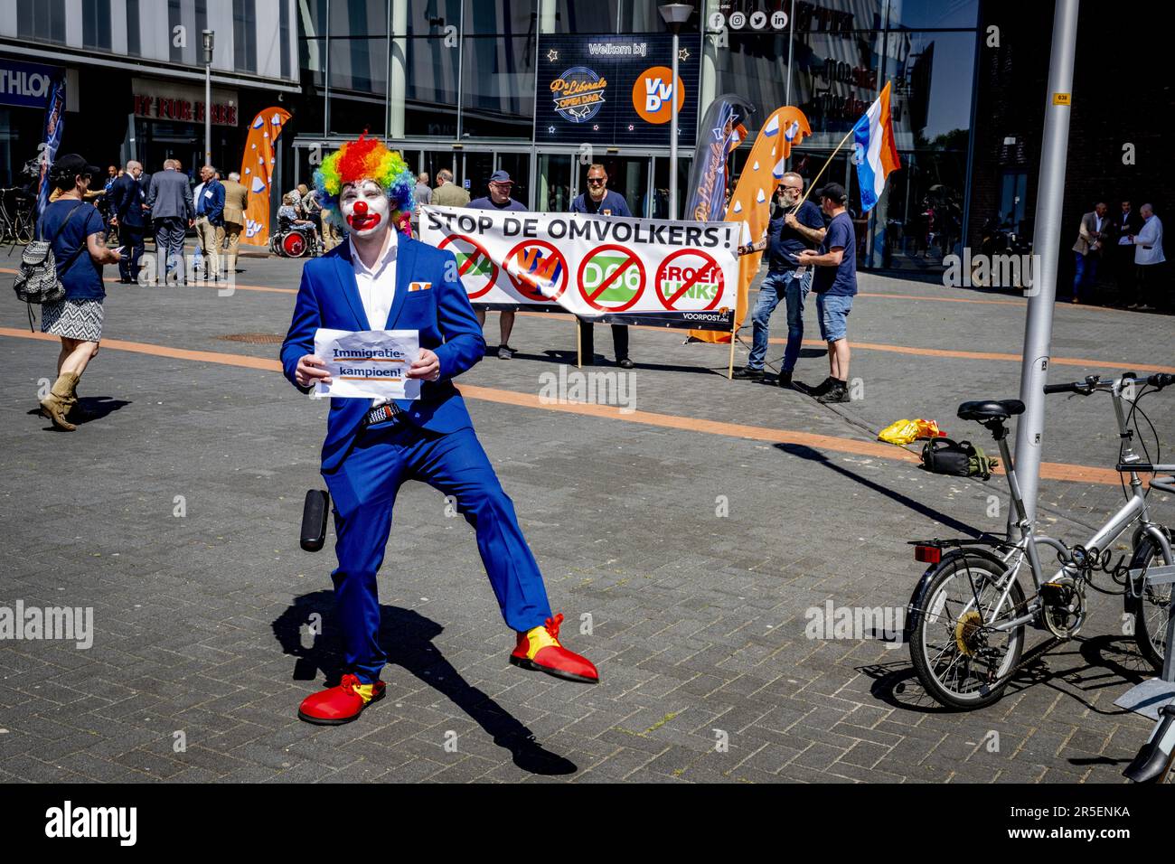 APELDOORN - Demonstrators at the door during the general meeting of VVD ...