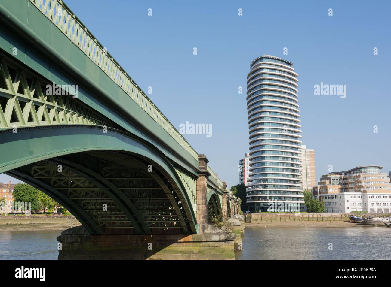Lombard Wharf apartments and Network Rail's Chelsea River Bridge (aka ...