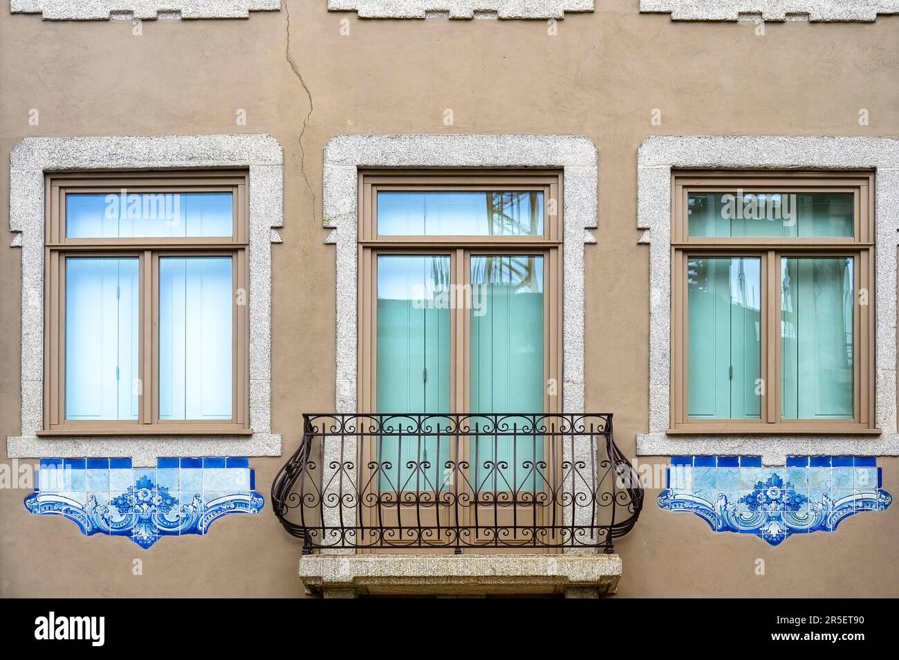 Windows with tile decorations. Architecture feature in Porto, Portugal ...
