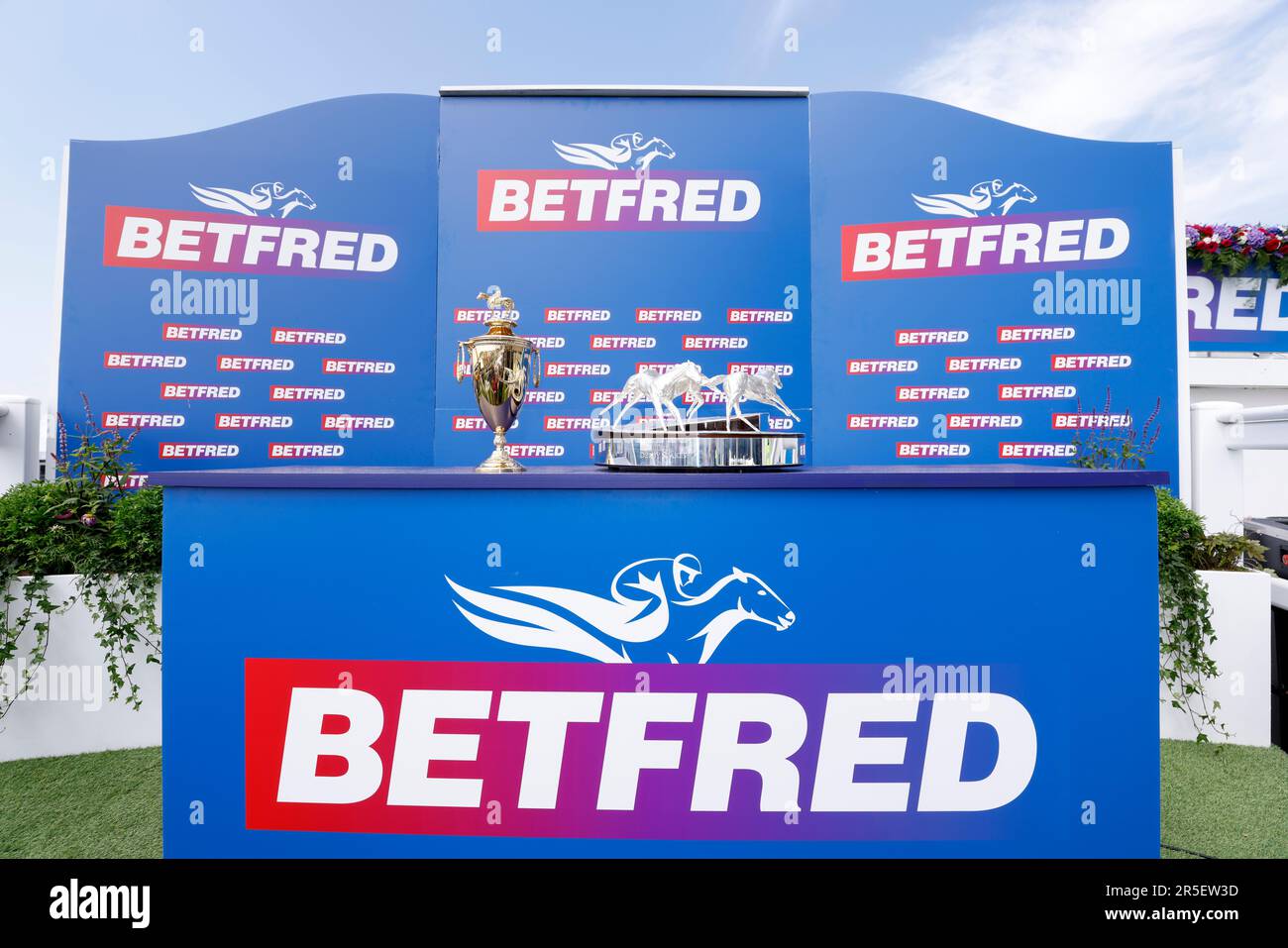 Kentucky derby trophy hi-res stock photography and images - Alamy
