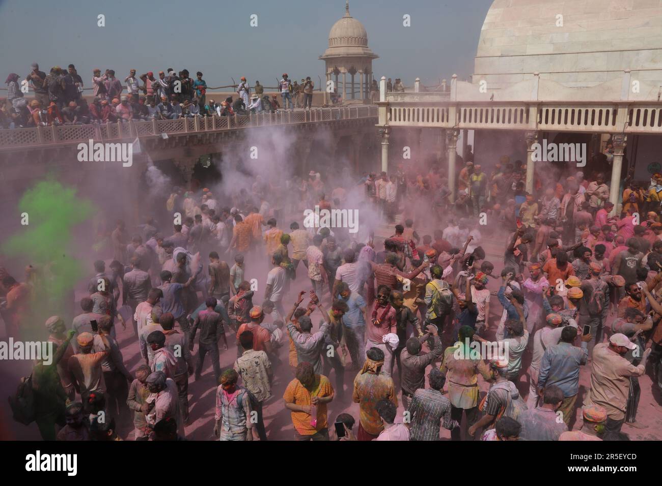Crowd cheering india hi-res stock photography and images - Alamy