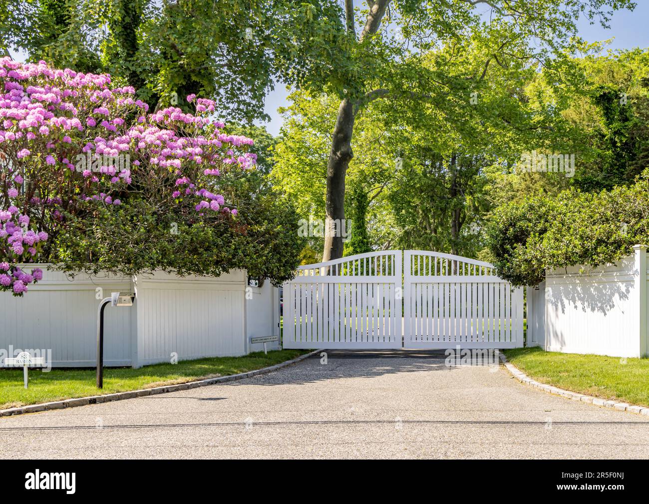 Driveway gates hi-res stock photography and images - Alamy