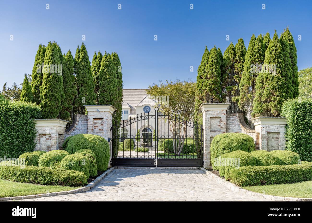 Gated mansion hi-res stock photography and images - Alamy