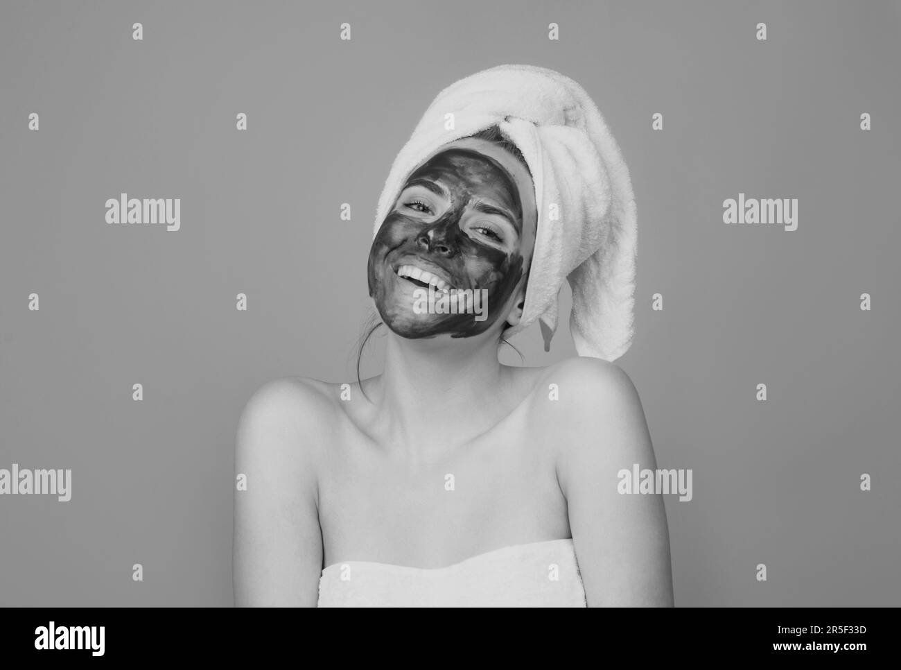 Beautiful woman with cosmetic mud facial procedure, spa health concept ...