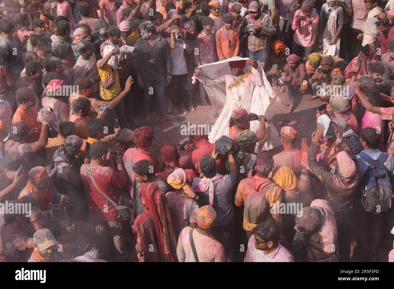 Crowd cheering india hi-res stock photography and images - Alamy