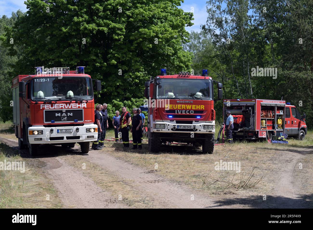 03 June 2023, Brandenburg, Jüterbog: Fire engines at work in Jüterbog ...