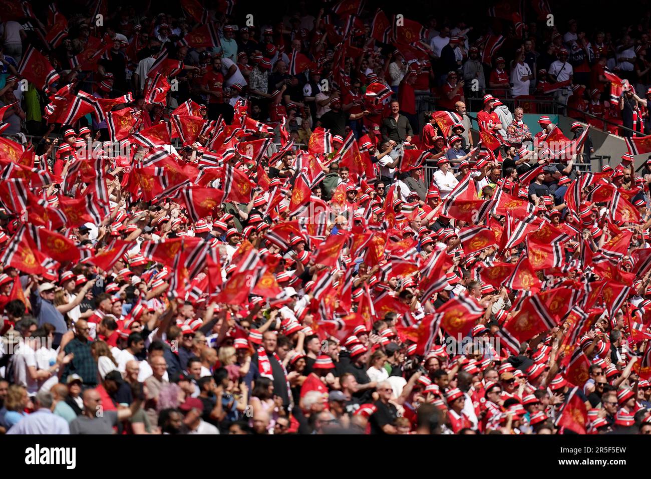Manchester united fans wave flags hi-res stock photography and images ...