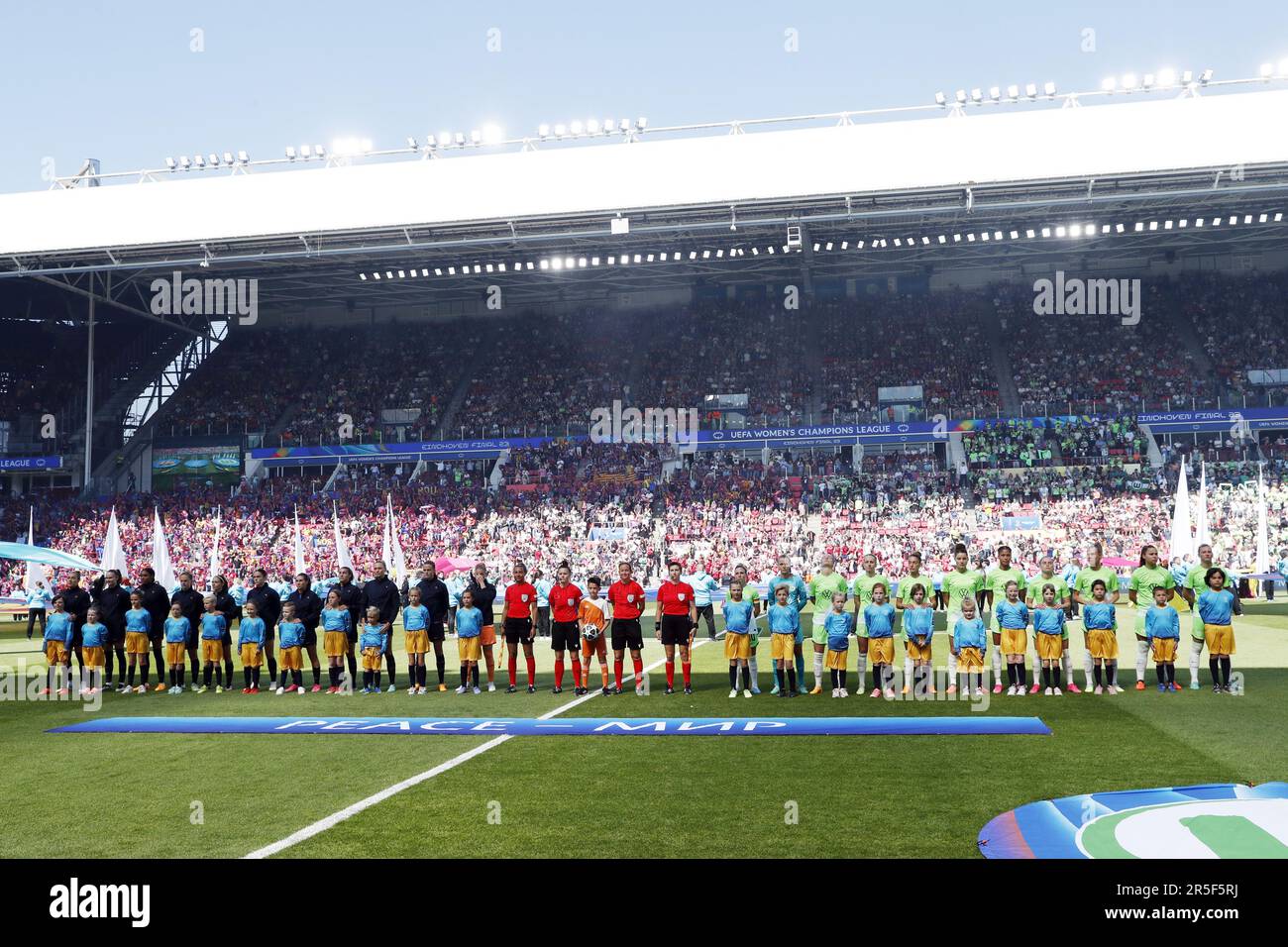 EINDHOVEN - Lineup during the UEFA Champions League Final for Women ...