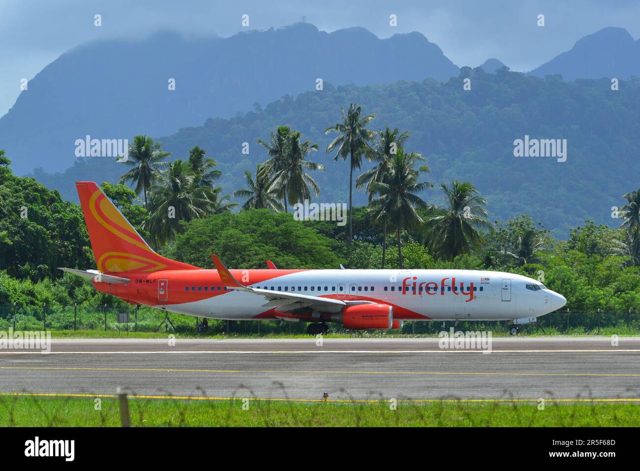 Firefly airline boeing 737 hi-res stock photography and images - Alamy